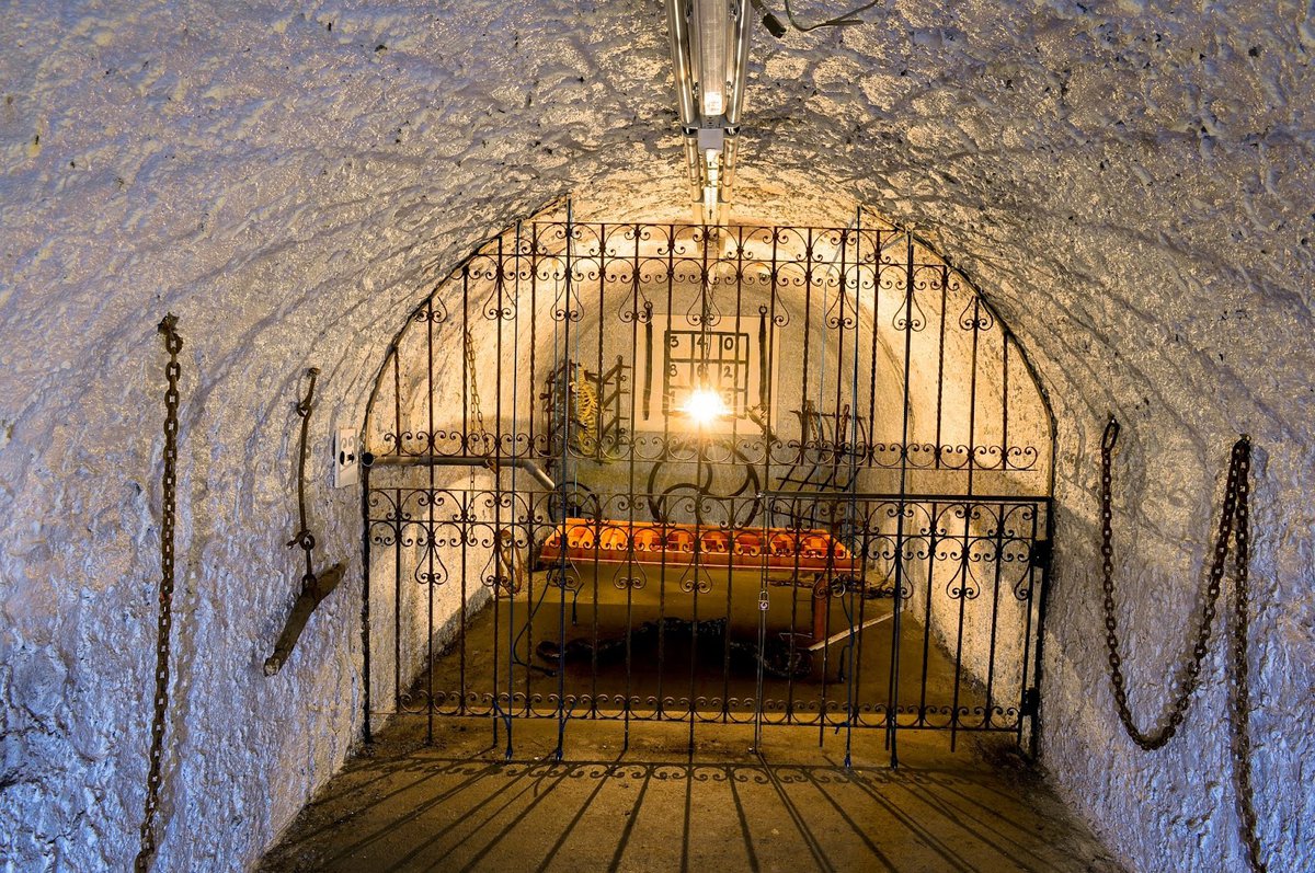 Magic Cellar - إيجر: Working hours, Activities, Visitor reviews